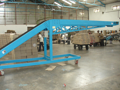 Truck Loading Conveyor manufacturer in India | Neo Conveyors